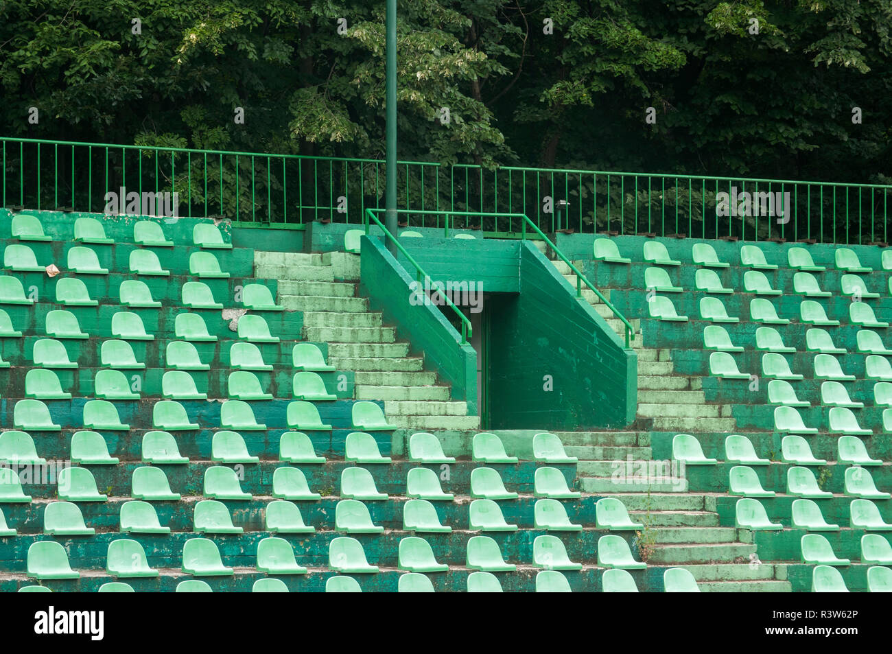 Court stand hi-res stock photography and images - Alamy