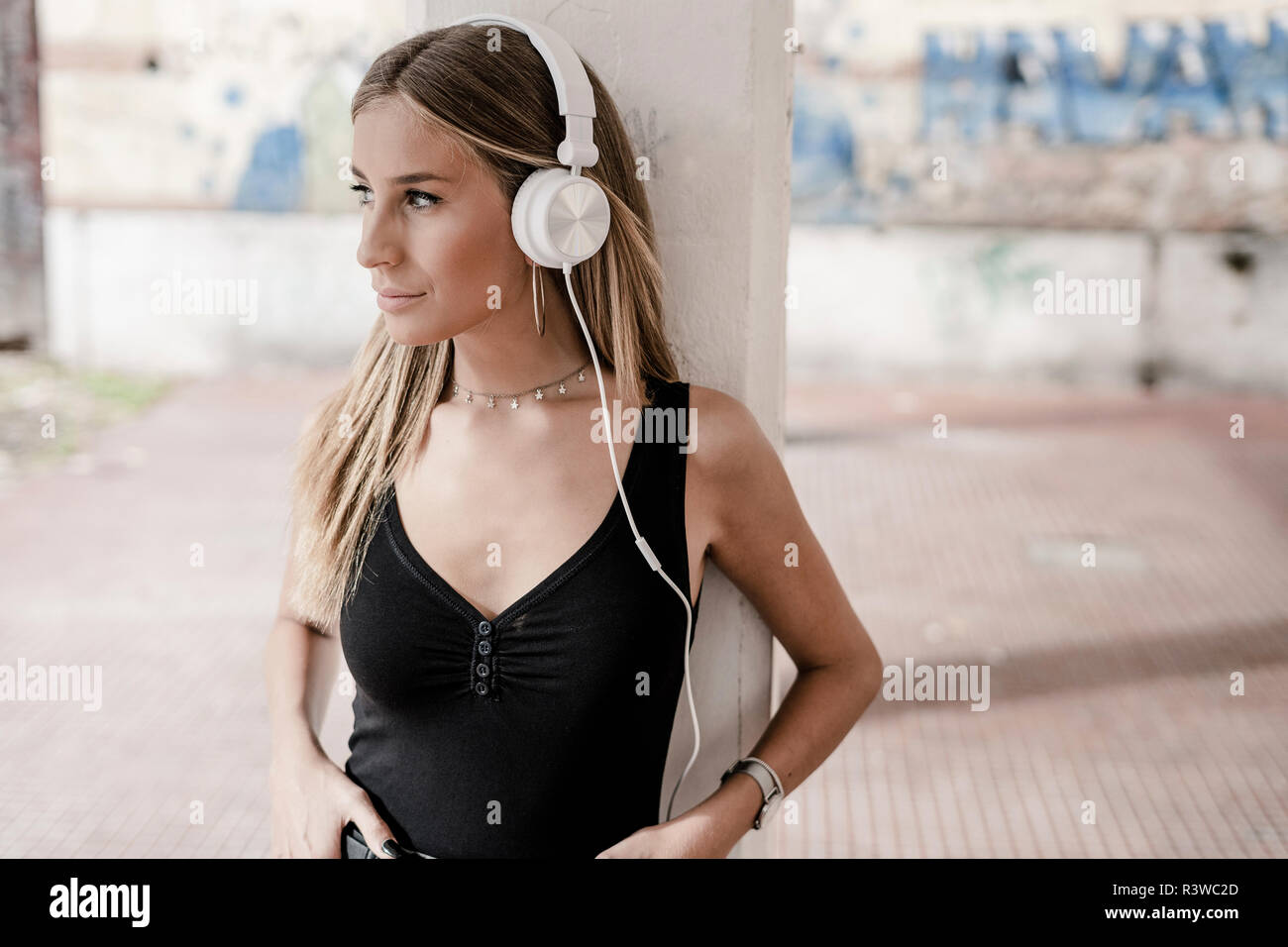 Column leaning hi-res stock photography and images - Alamy