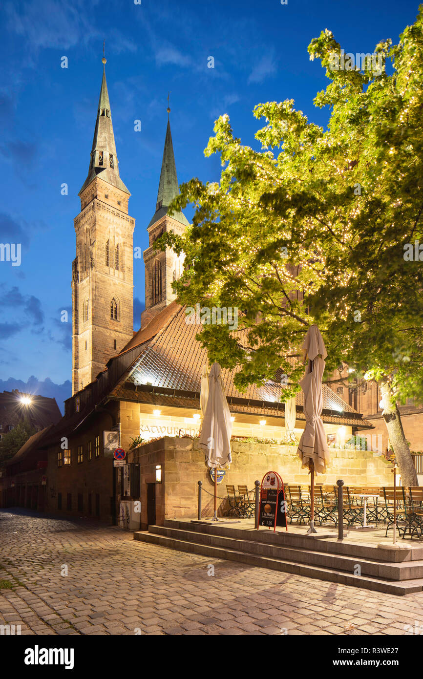 St Sebalduskirche and restaurant at dusk, Nuremberg, Bavaria, Germany ...