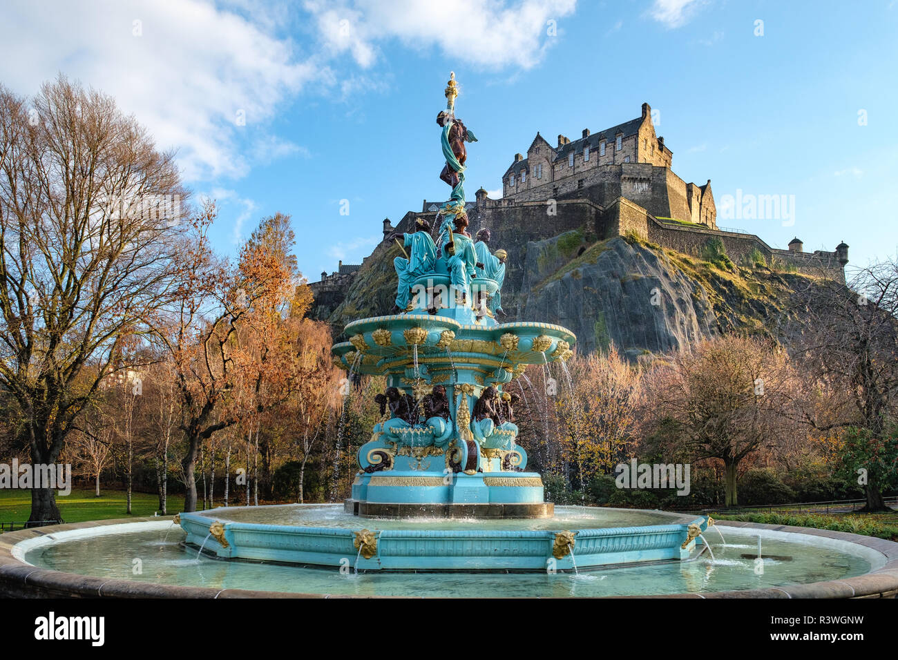 Edinburgh castle water fountain edinburgh hi-res stock photography and ...
