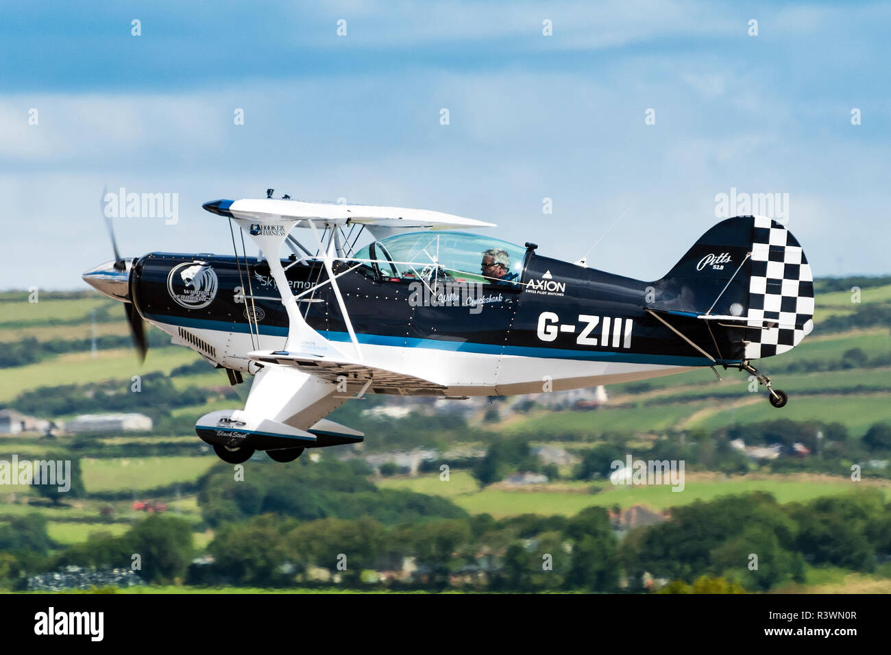 Pitts special biplane flies over hi-res stock photography and images ...