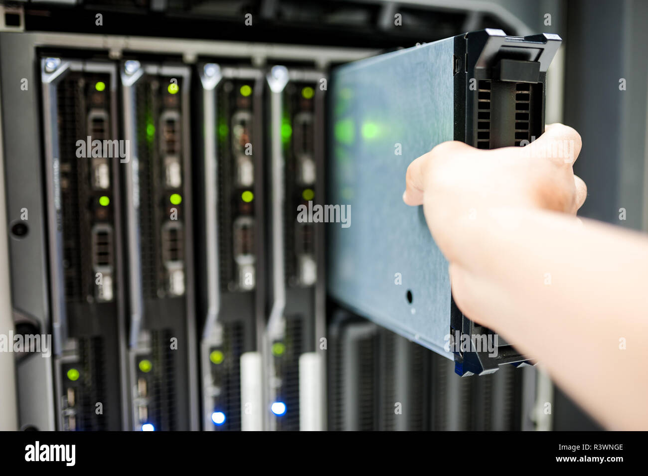 Man fix server network hi-res stock photography and images - Alamy