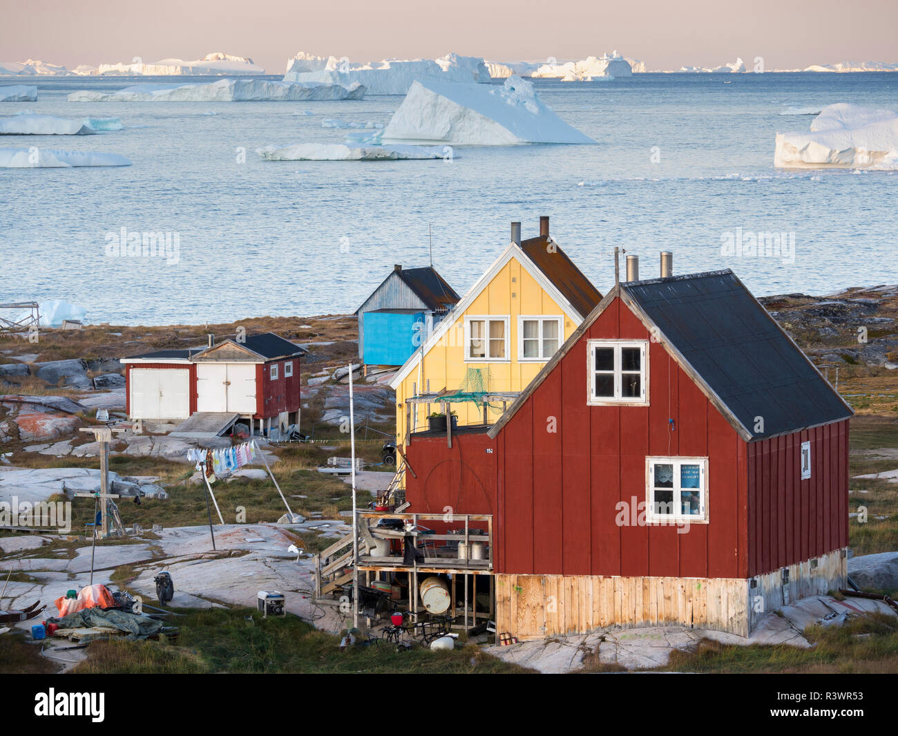 Inuit village hi-res stock photography and images - Alamy