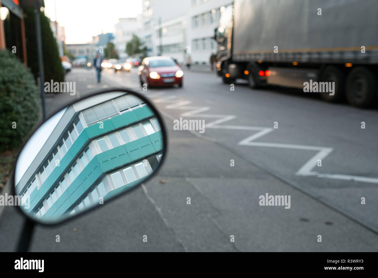 Car mirroring buildings hi-res stock photography and images - Alamy