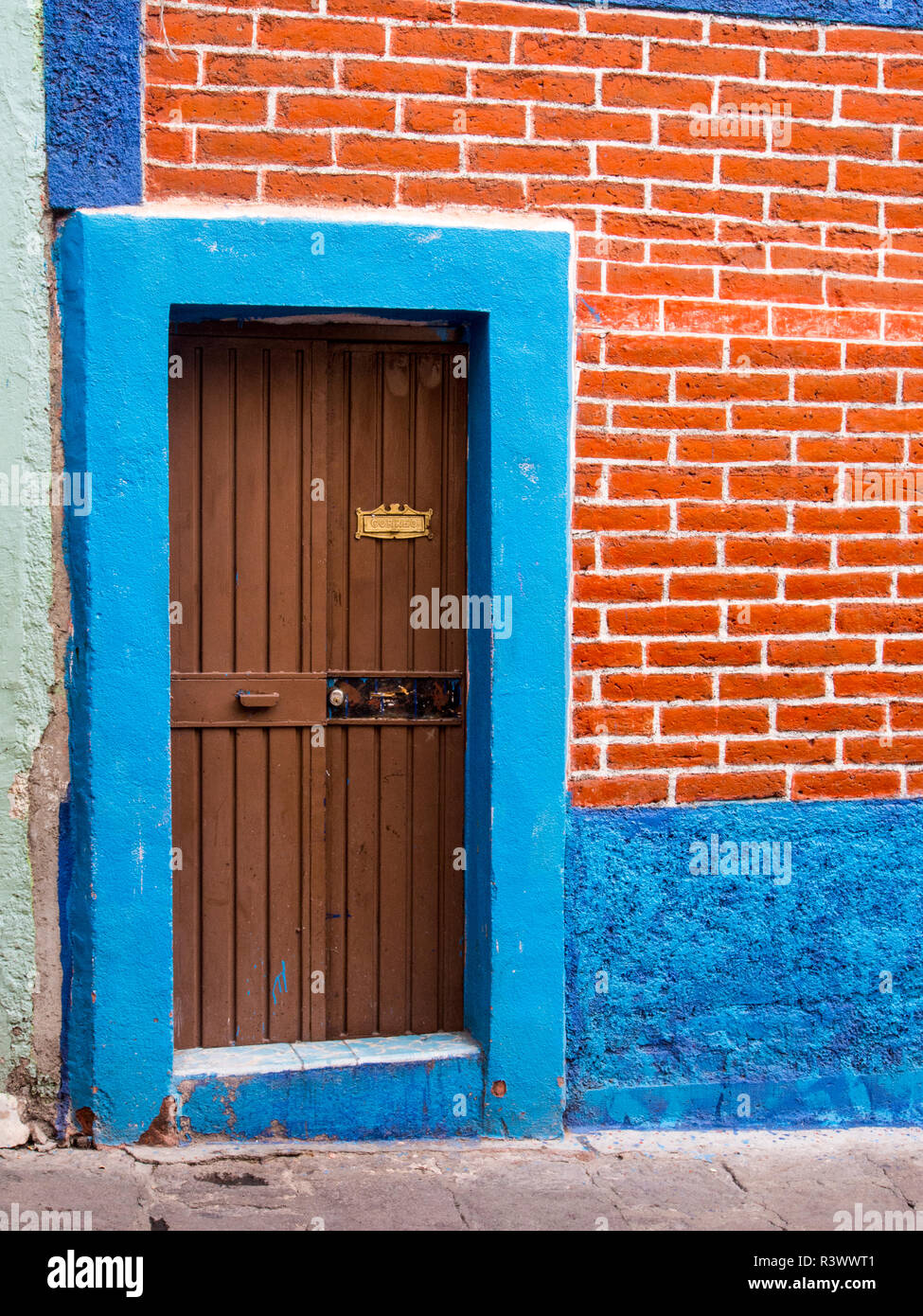 Mexico, Guanajuato, Colorful Back Alley Stock Photo - Alamy
