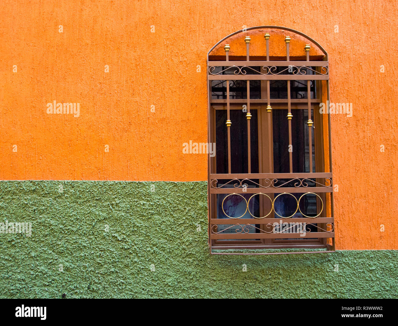 Mexico, Guanajuato, Colorful Back Alley Stock Photo - Alamy
