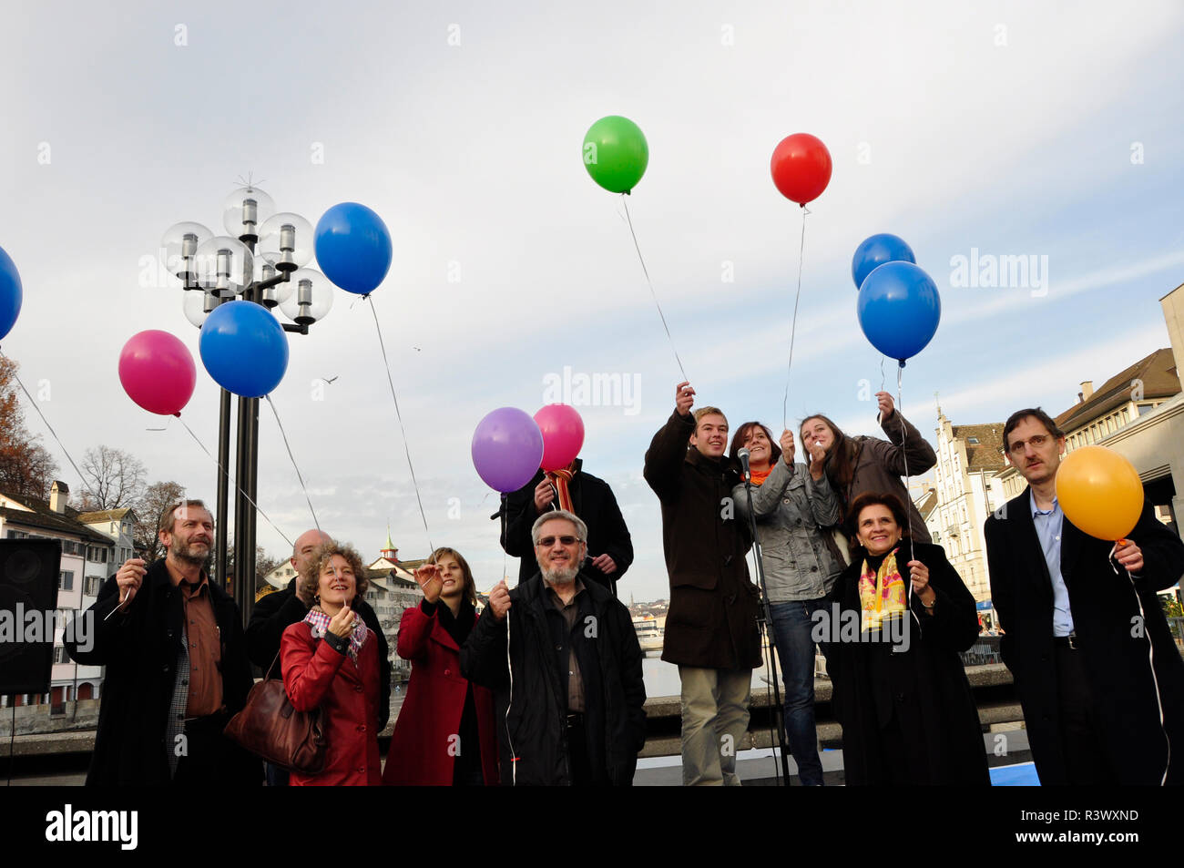 Zürich: protesters against the SVP party anti-minaret initiative ...