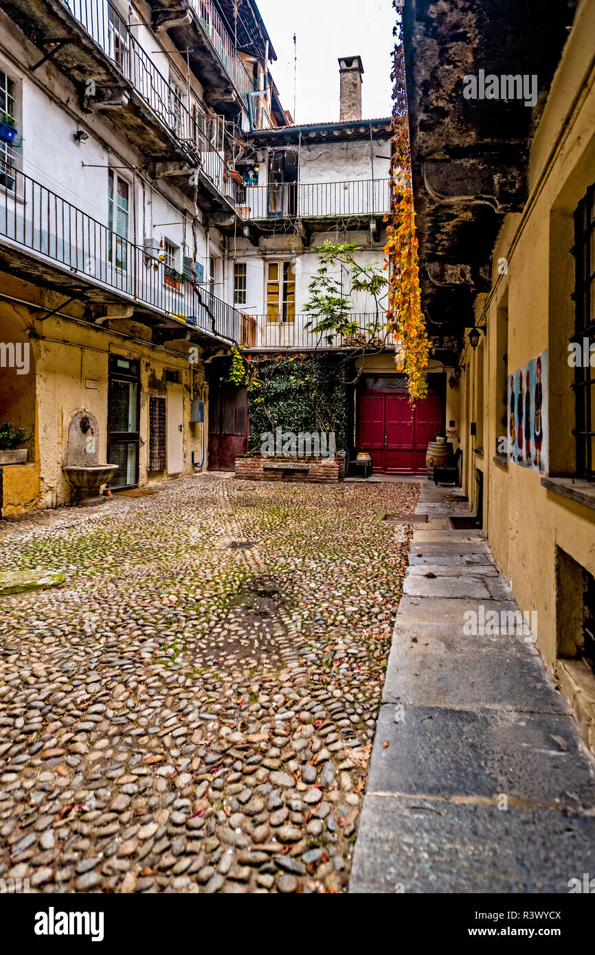 Cortile storico hi-res stock photography and images - Alamy