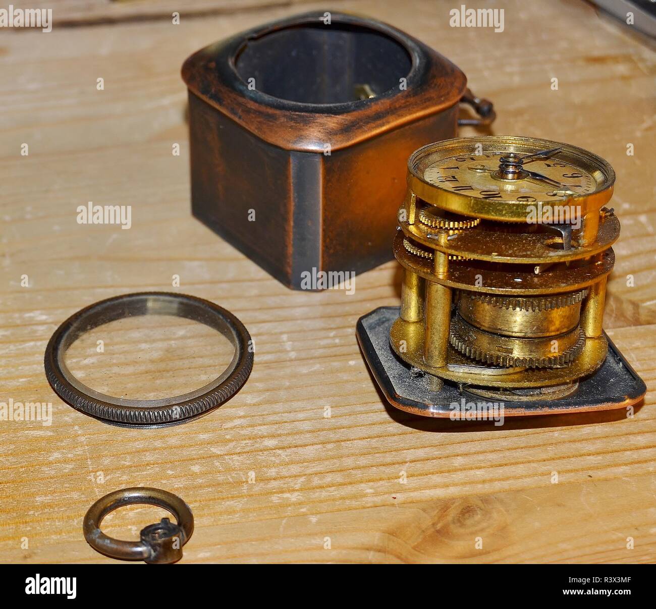 Clockwork alarm clock hi-res stock photography and images - Alamy