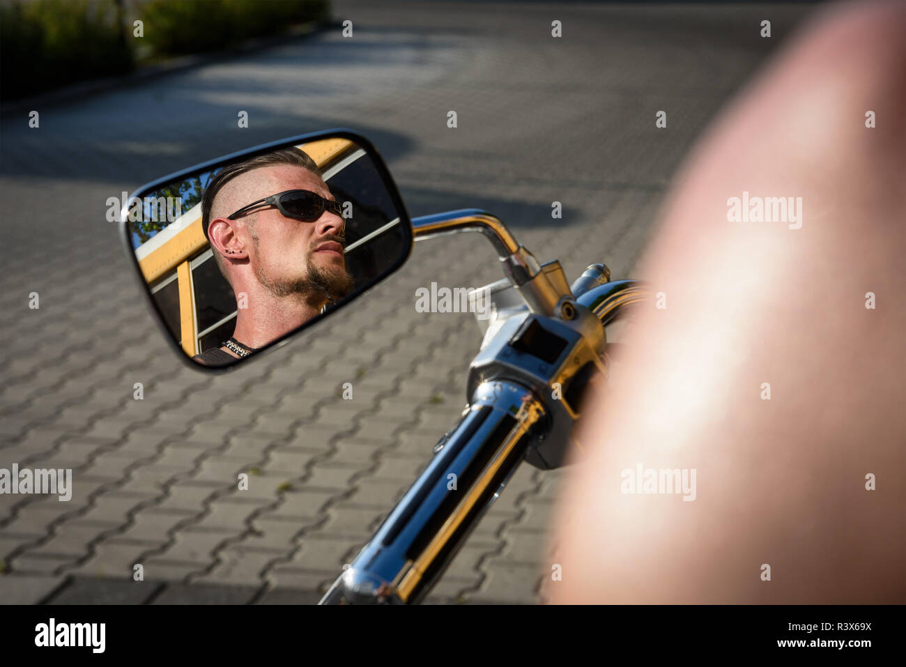 American school bus rear view hi-res stock photography and images - Alamy