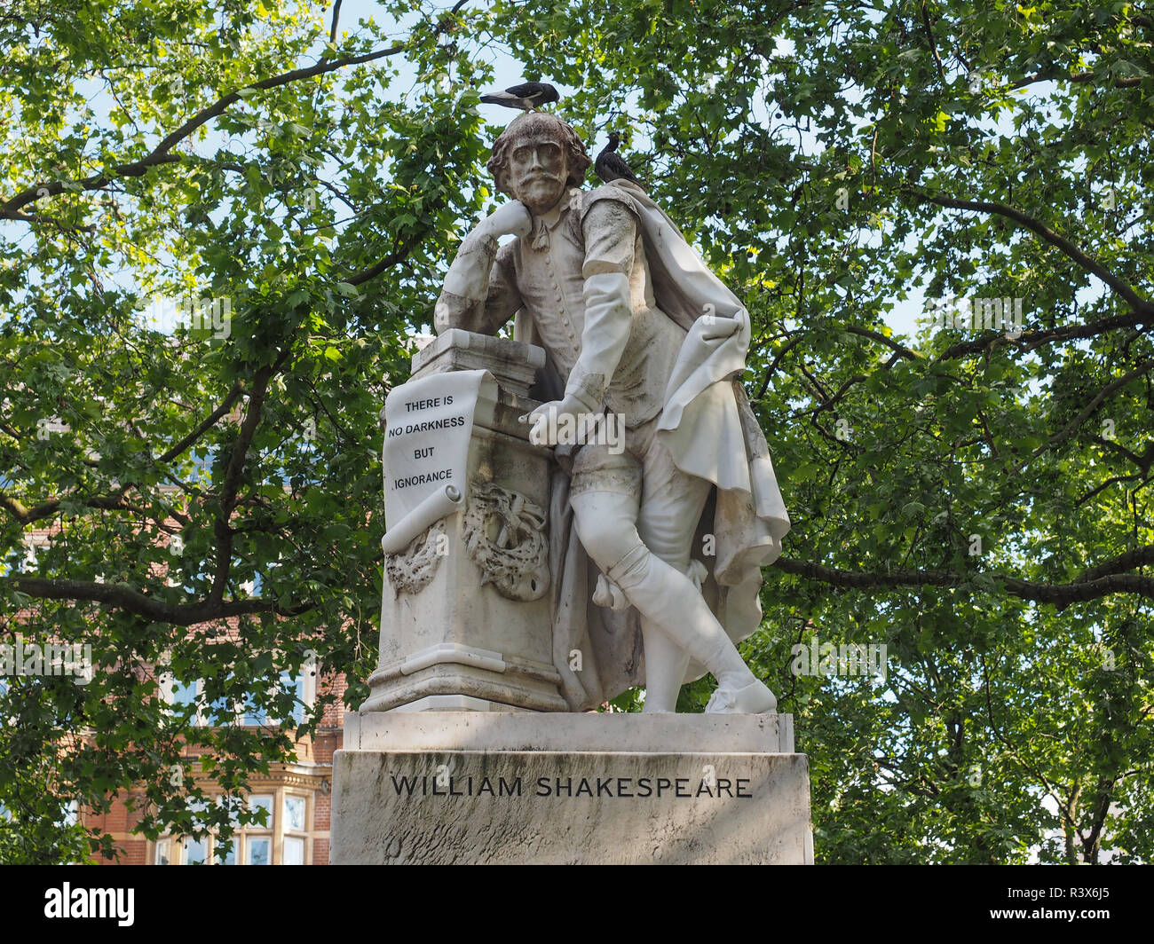 Shakespeare statue in London Stock Photo - Alamy