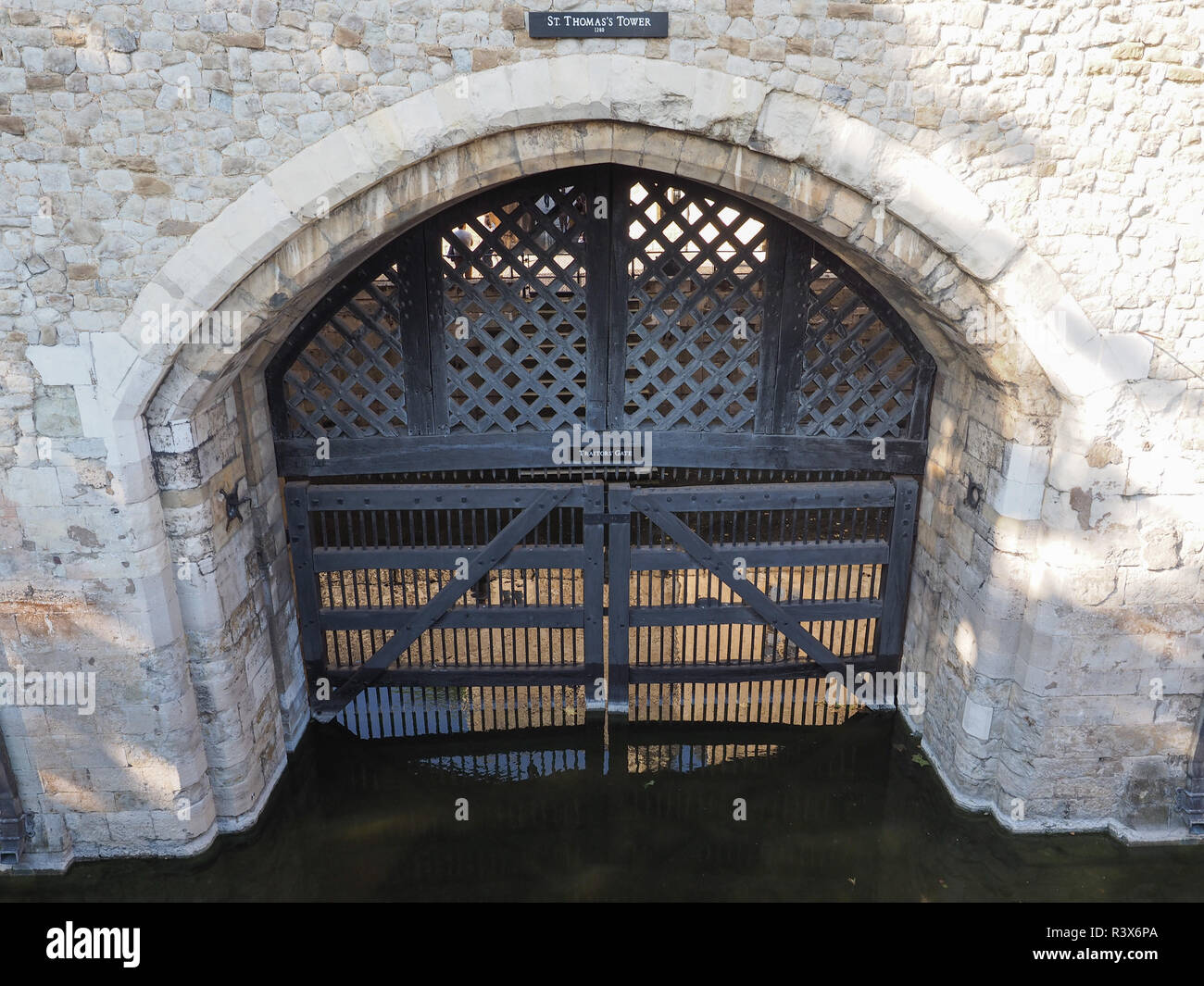 London medieval gates hi-res stock photography and images - Alamy