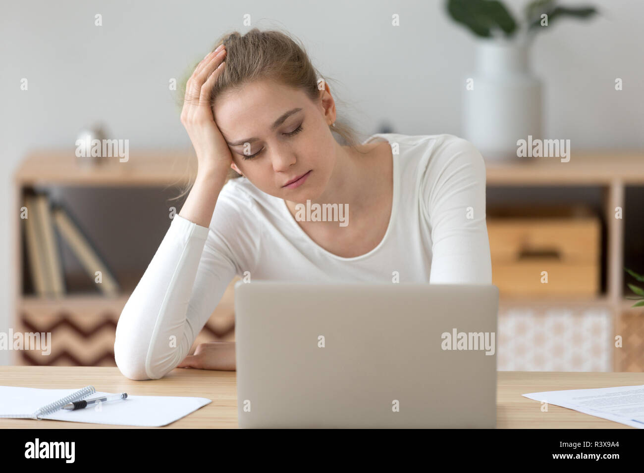 Employee stress desk hi-res stock photography and images - Alamy