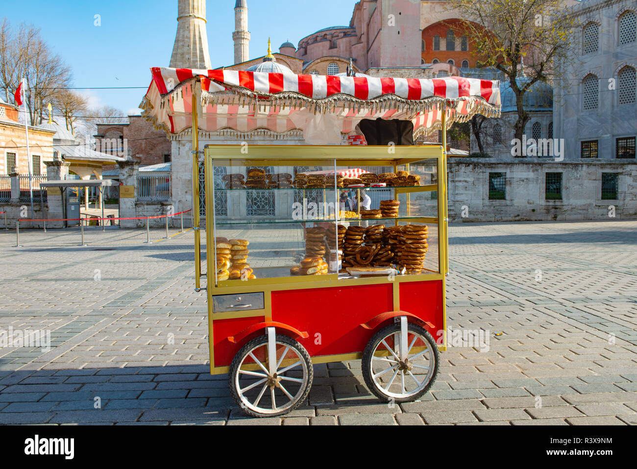 Street food cart istanbul turkey hi-res stock photography and images ...
