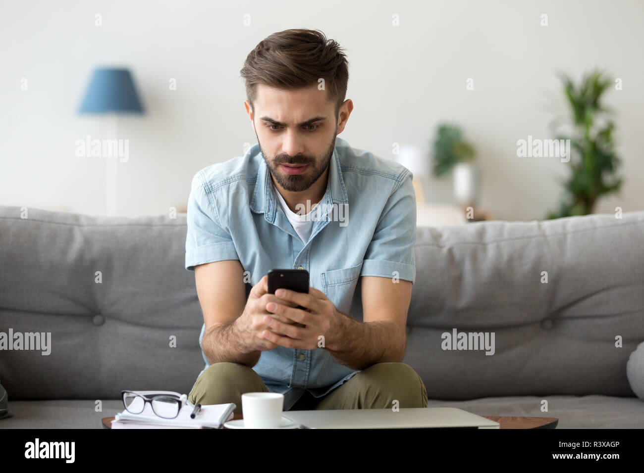 Confused man hi-res stock photography and images - Alamy