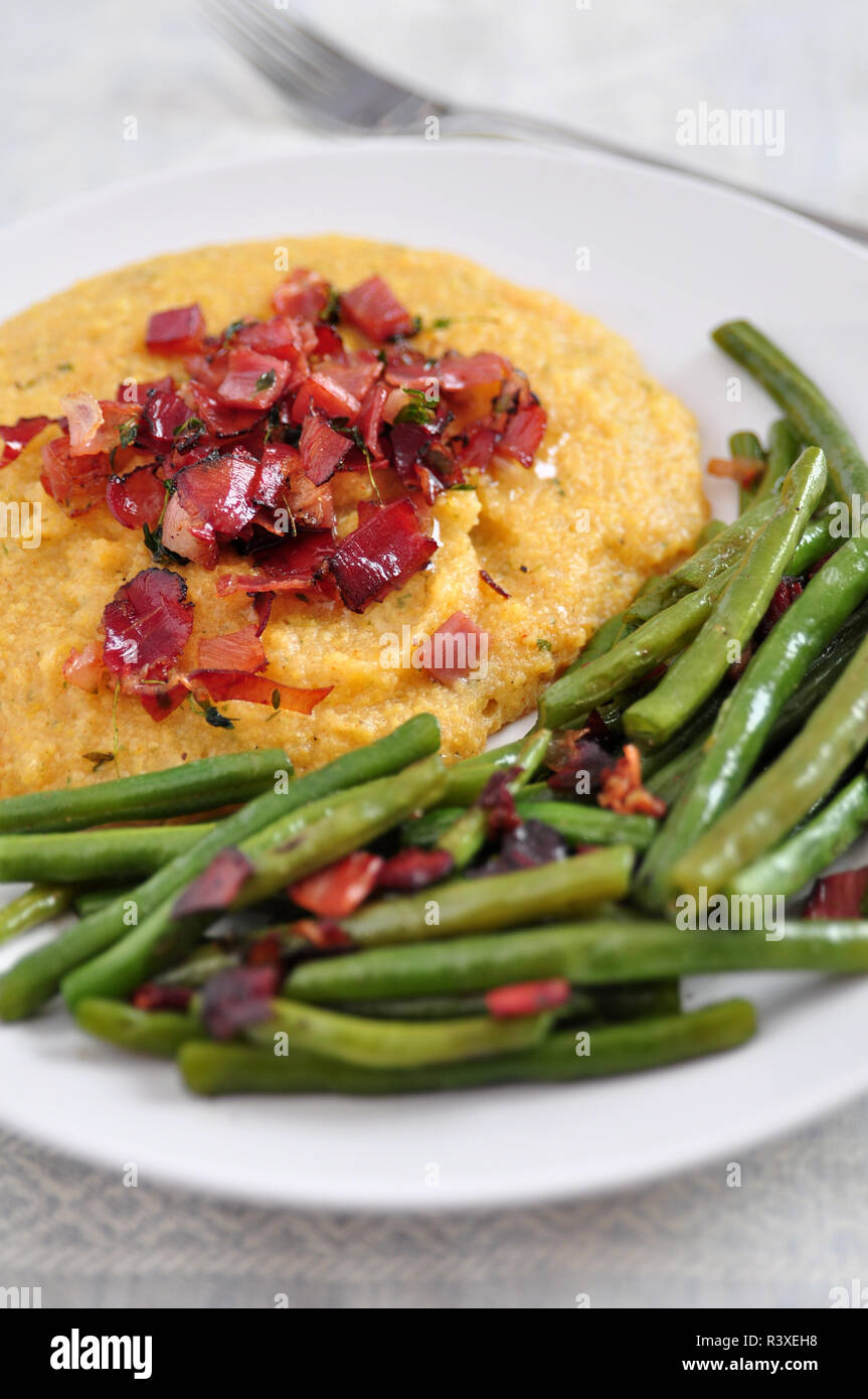 Fish and grits hi-res stock photography and images - Alamy