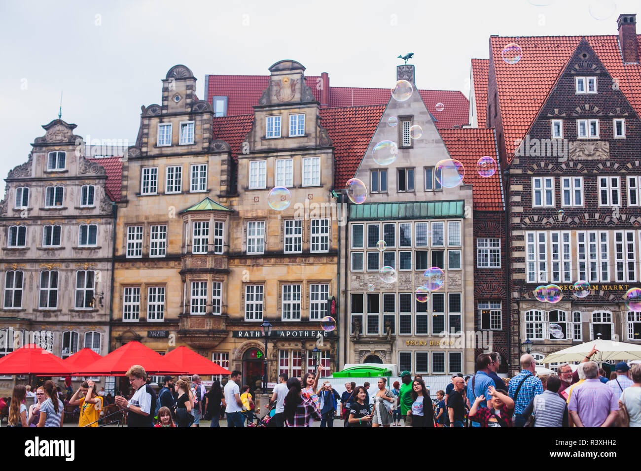View of Bremen market square with Town Hall, Roland statue and crowd of ...