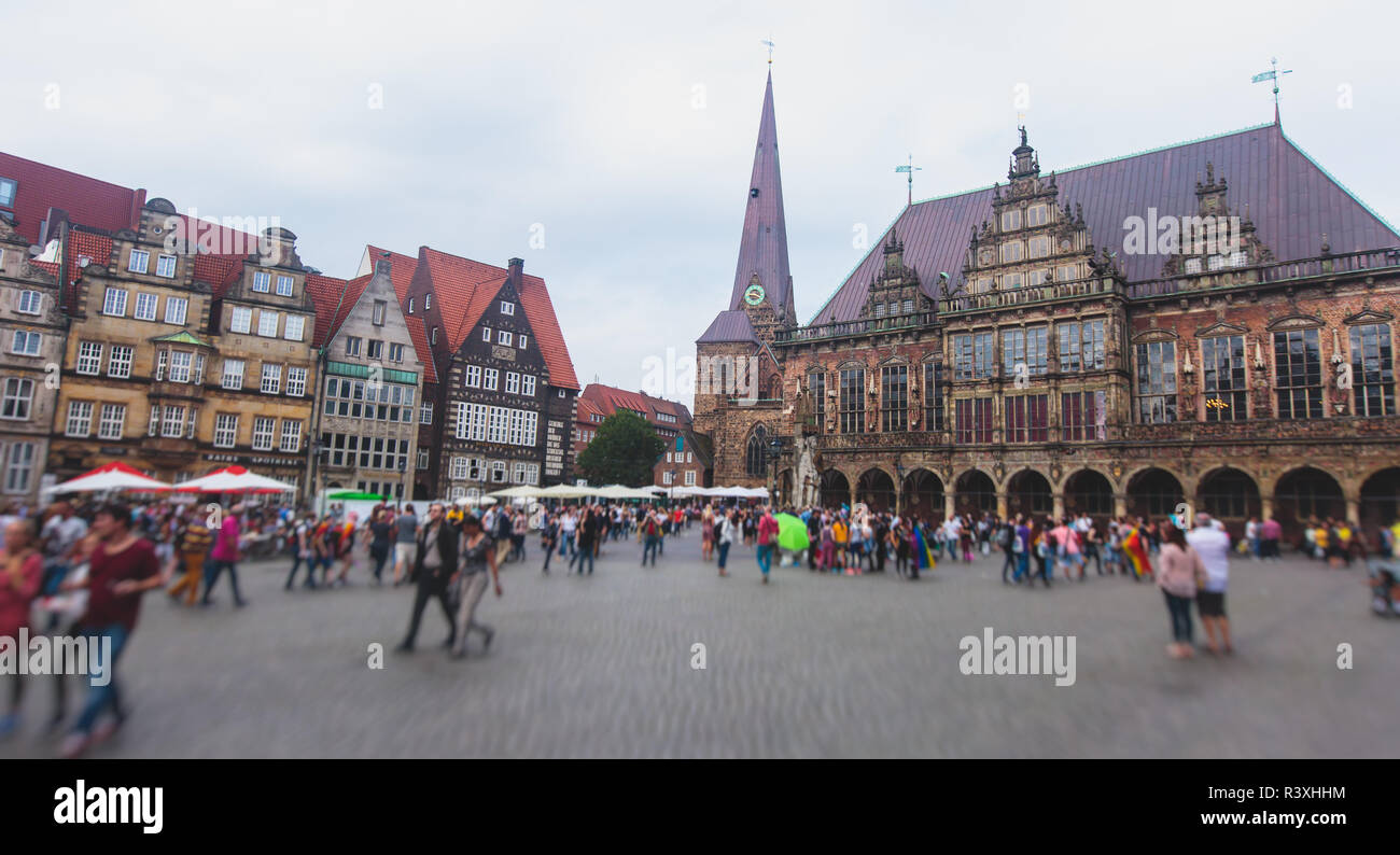 View of Bremen market square with Town Hall, Roland statue and crowd of ...