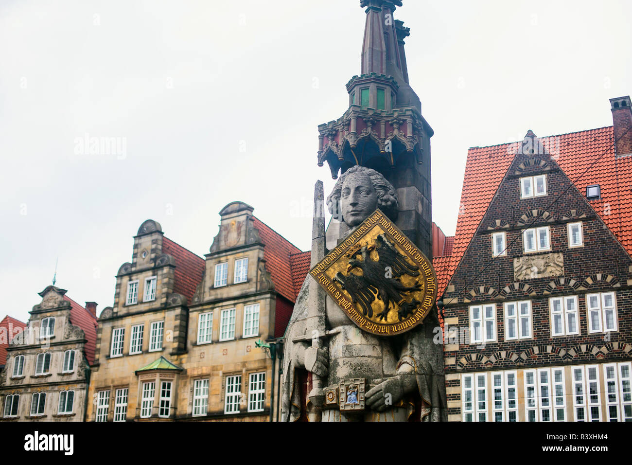 View of Bremen market square with Town Hall, Roland statue and crowd of ...