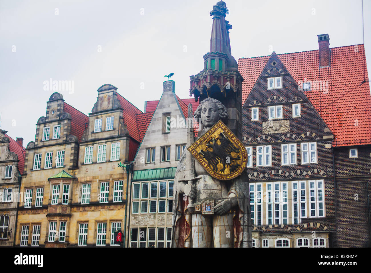 View of Bremen market square with Town Hall, Roland statue and crowd of ...