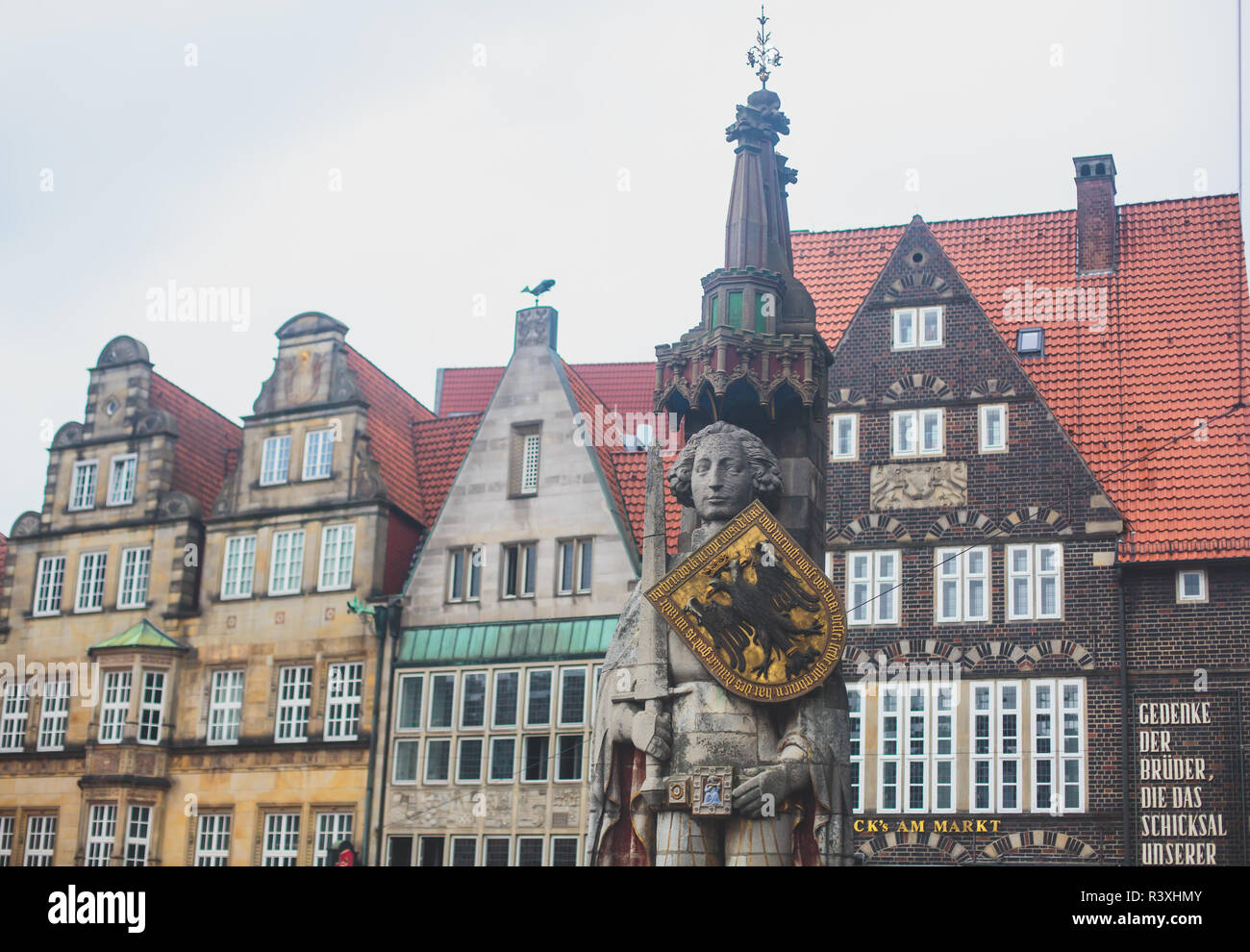 View of Bremen market square with Town Hall, Roland statue and crowd of ...