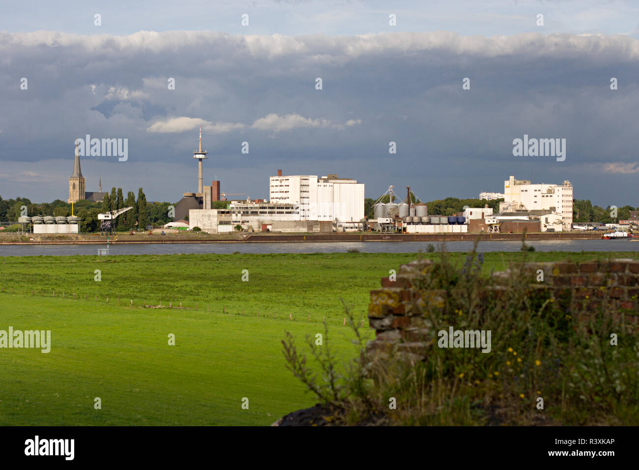Rhine harbor wesel hi-res stock photography and images - Alamy