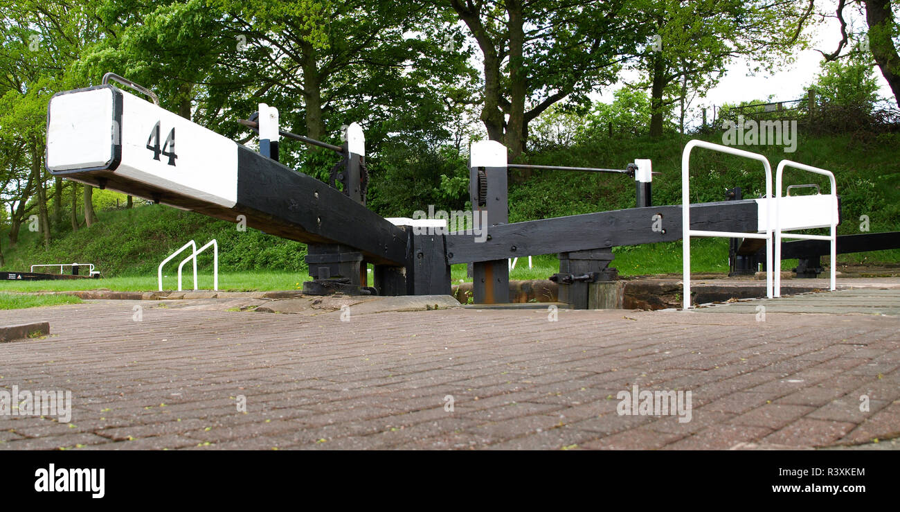 Trent and mersey canal locks hi-res stock photography and images - Alamy