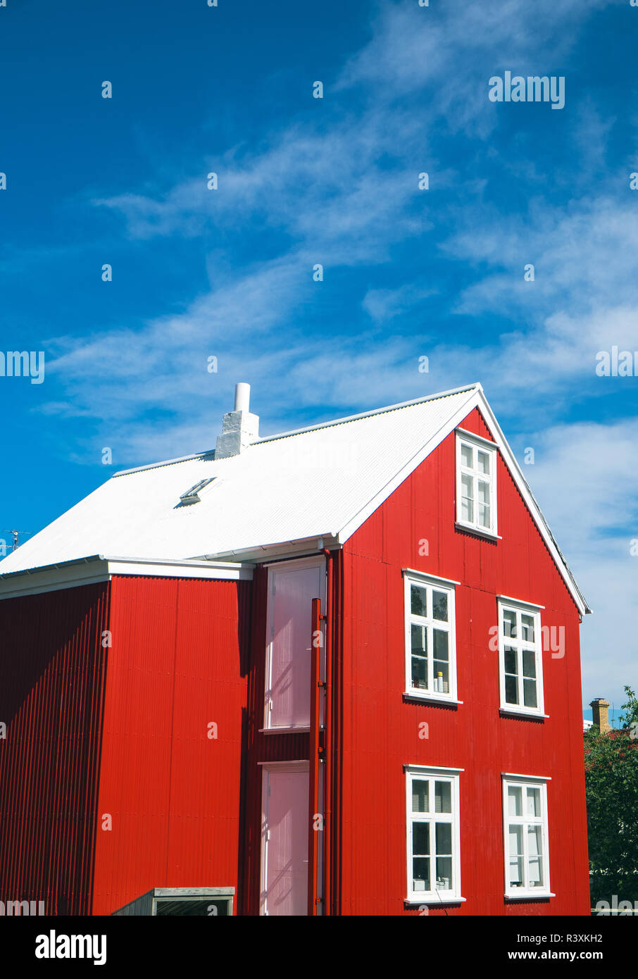 White metal sheet rooftop hi-res stock photography and images - Alamy