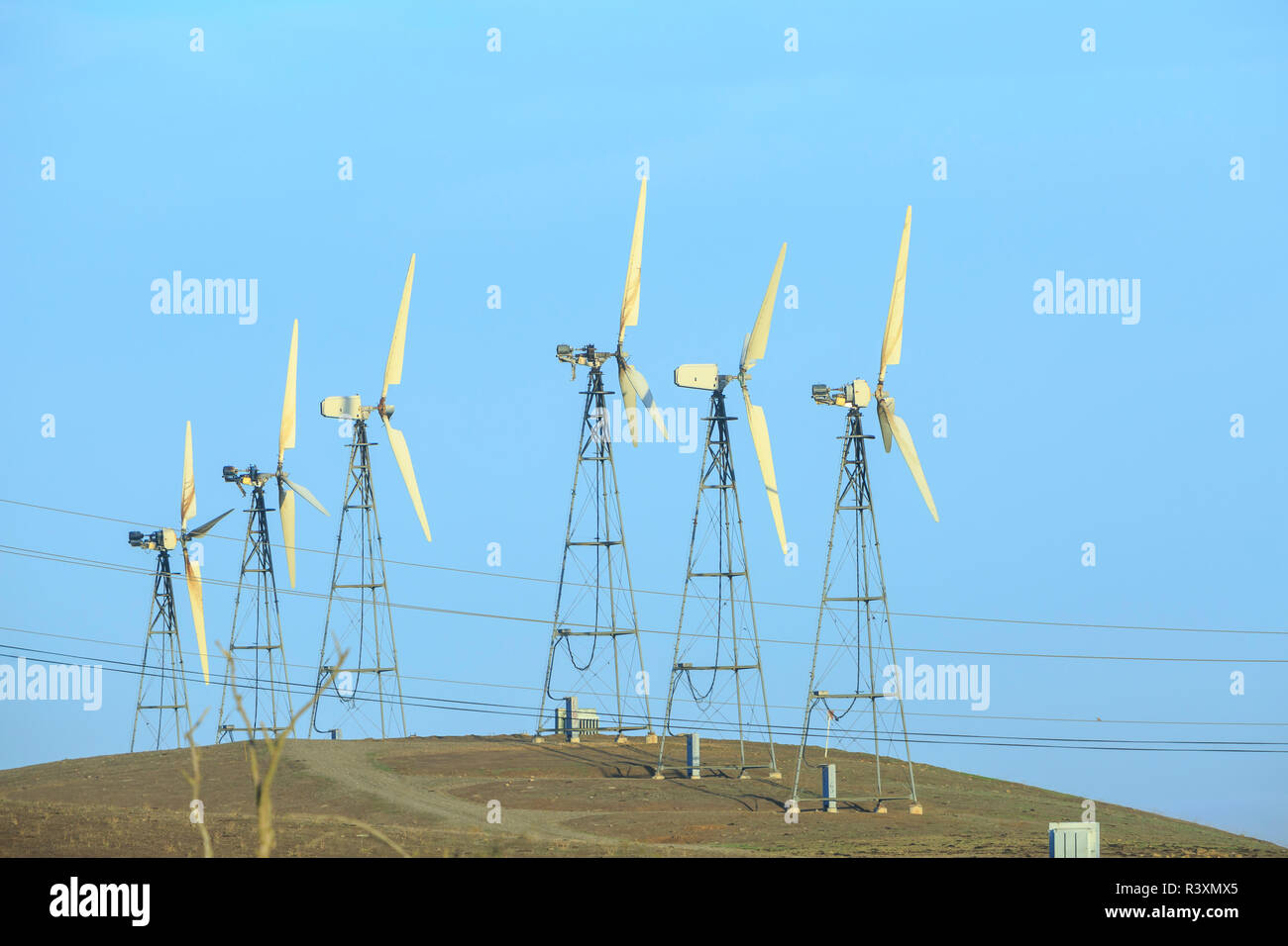 Altamont Pass Wind Farm, largest concentration of wind turbines in the ...