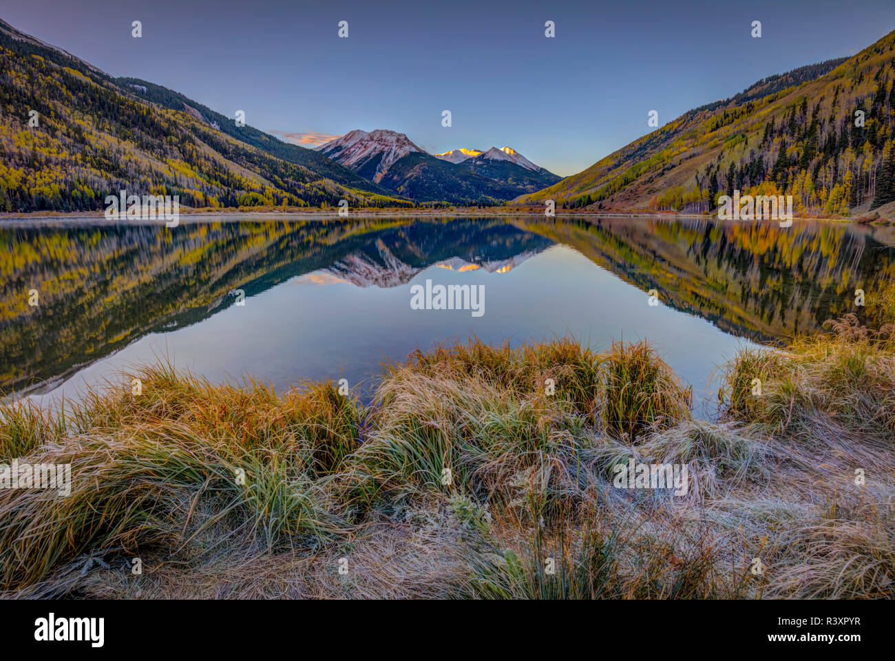 Red mountain pass hi-res stock photography and images - Alamy