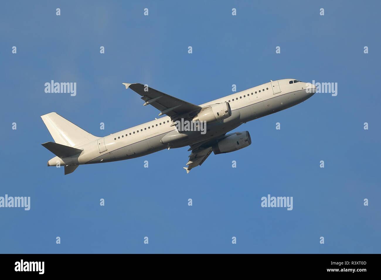 Plane climbing hi-res stock photography and images - Alamy
