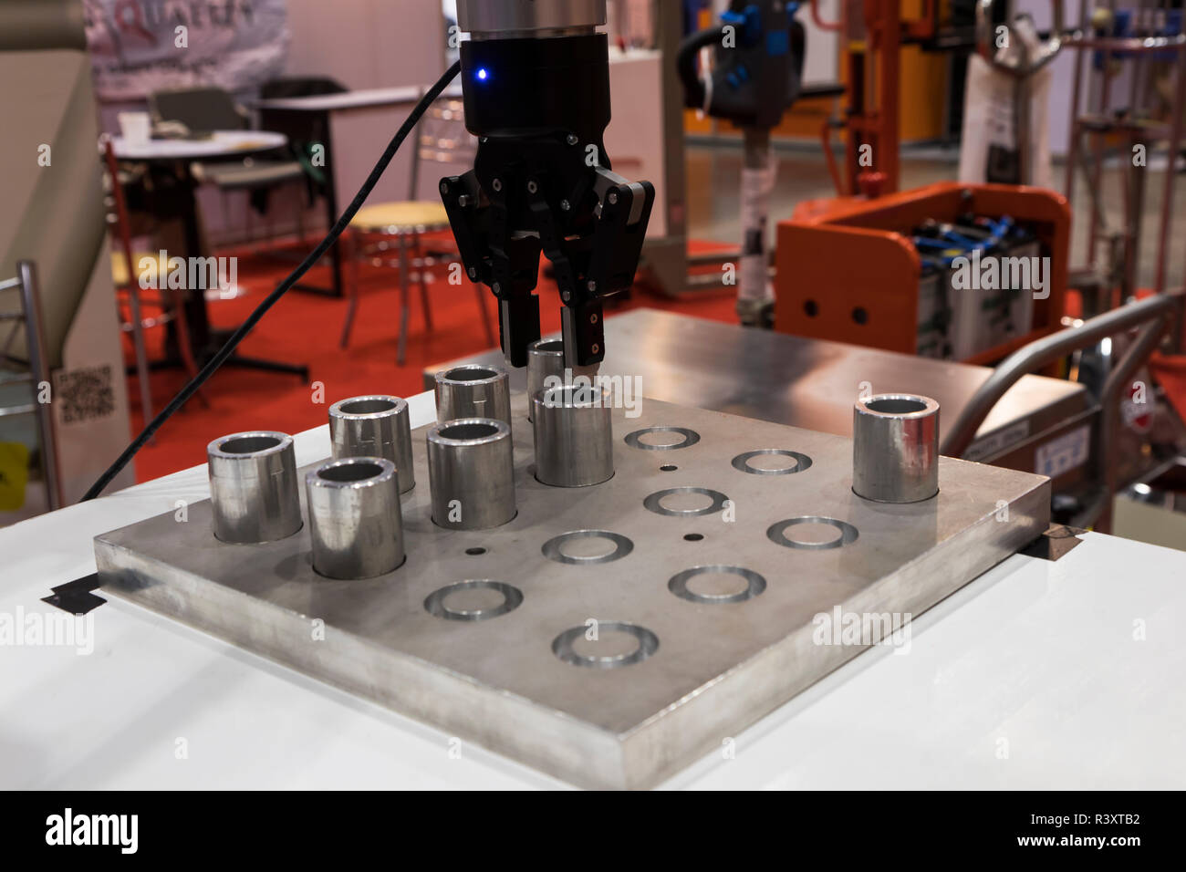Robotic arm clamp sample and transfer in metal plate .Selective Focus ...