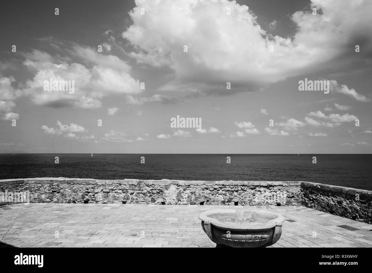 Modern balcony overlooking ocean hi-res stock photography and images ...