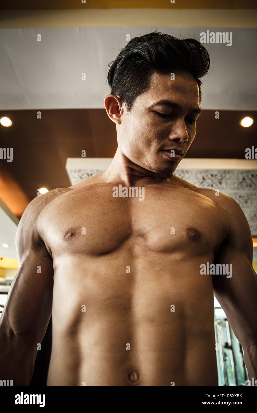 Body Builder looking his muscle Stock Photo - Alamy