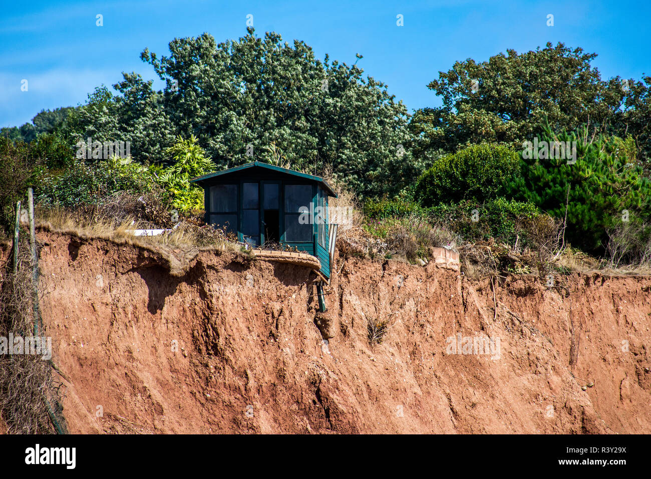 Unsafe cliff edge hi-res stock photography and images - Alamy