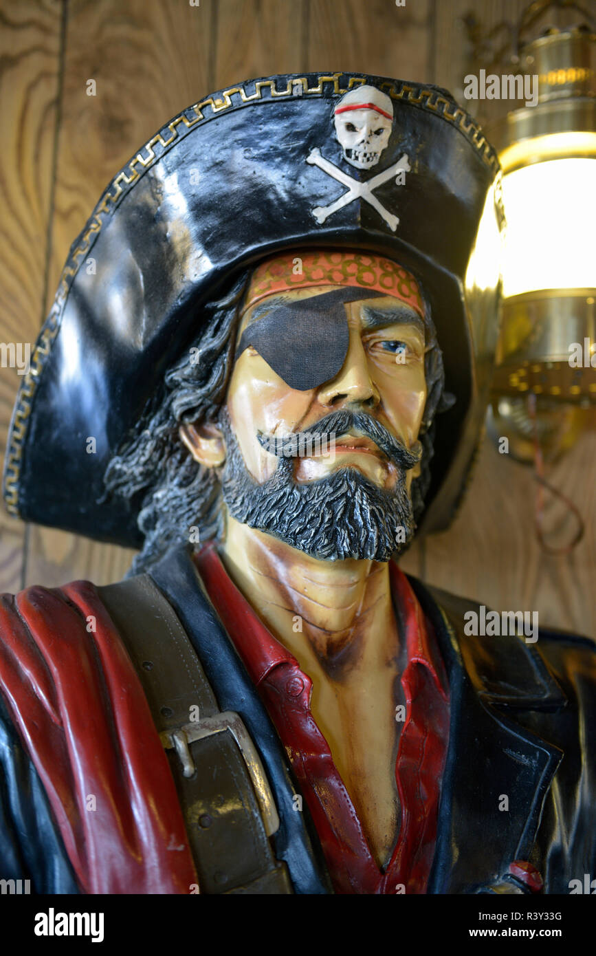 Pirate statue hi-res stock photography and images - Alamy