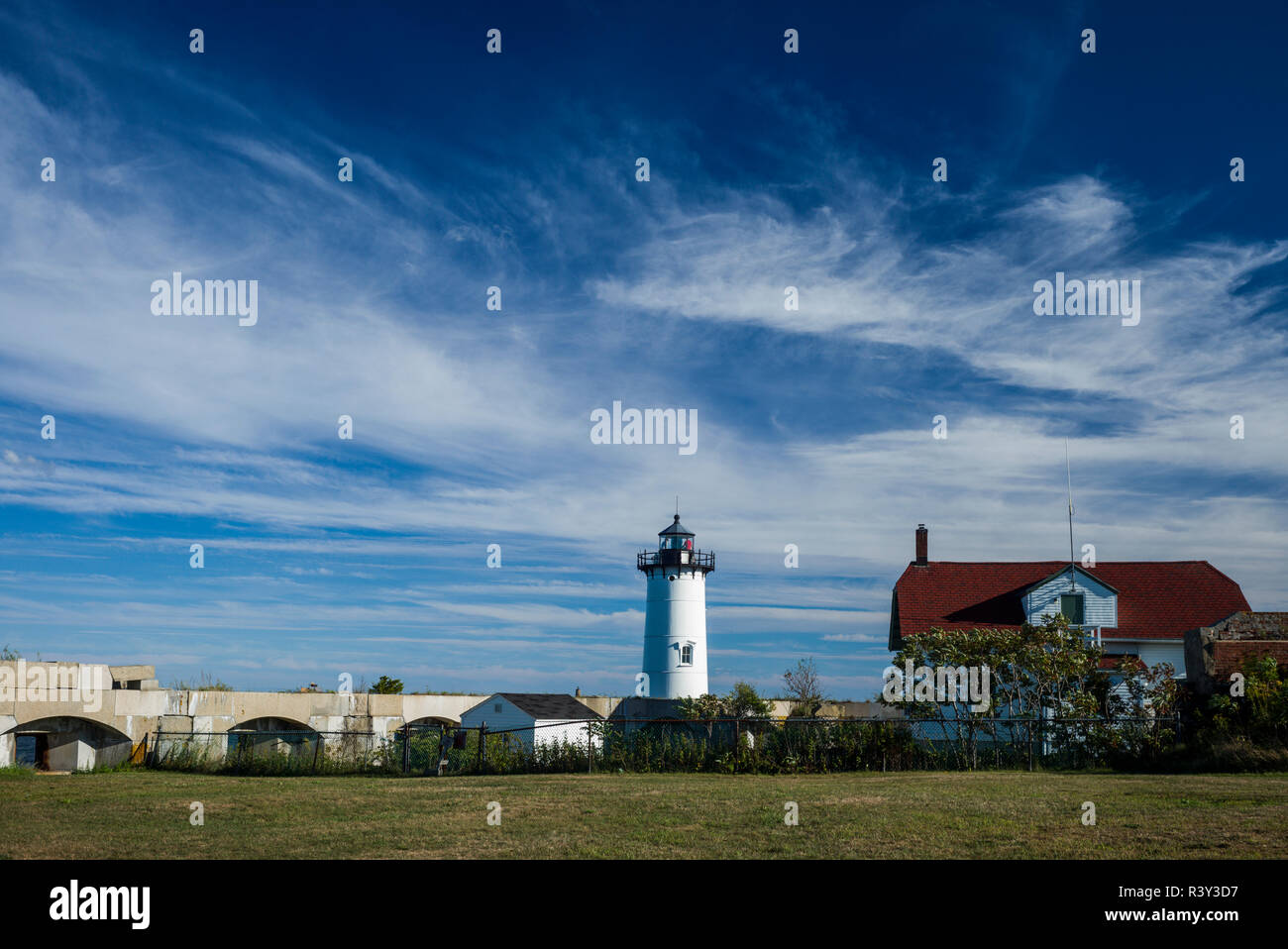 USA, New Hampshire, New Castle, Portsmouth Harbor Lighthouse and Fort ...