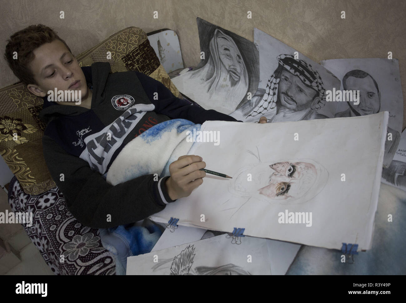 Gaza City, The Gaza Strip, Palestine. 24th Nov, 2018. A Palestinian ...
