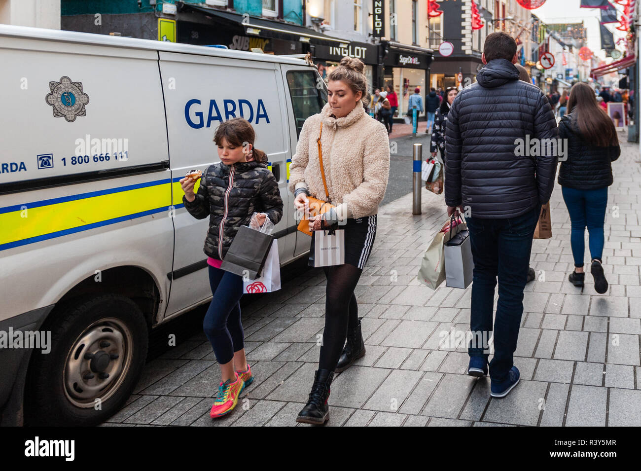 Cork, Ireland. 24th Nov, 2018. Shoppers rush in different directions as ...