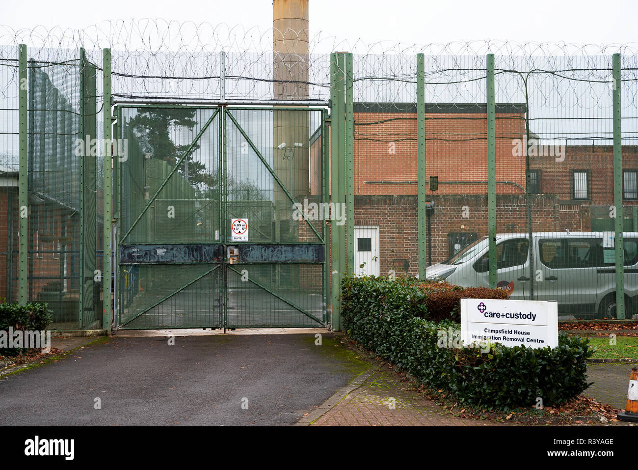Harmondsworth centre asylum seekers hi-res stock photography and images ...