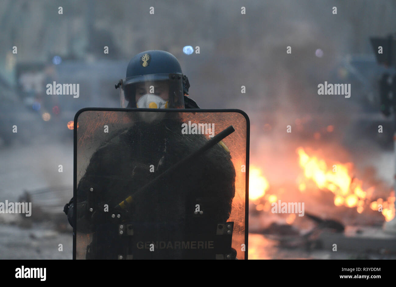 Crs french riot police force hi-res stock photography and images - Alamy