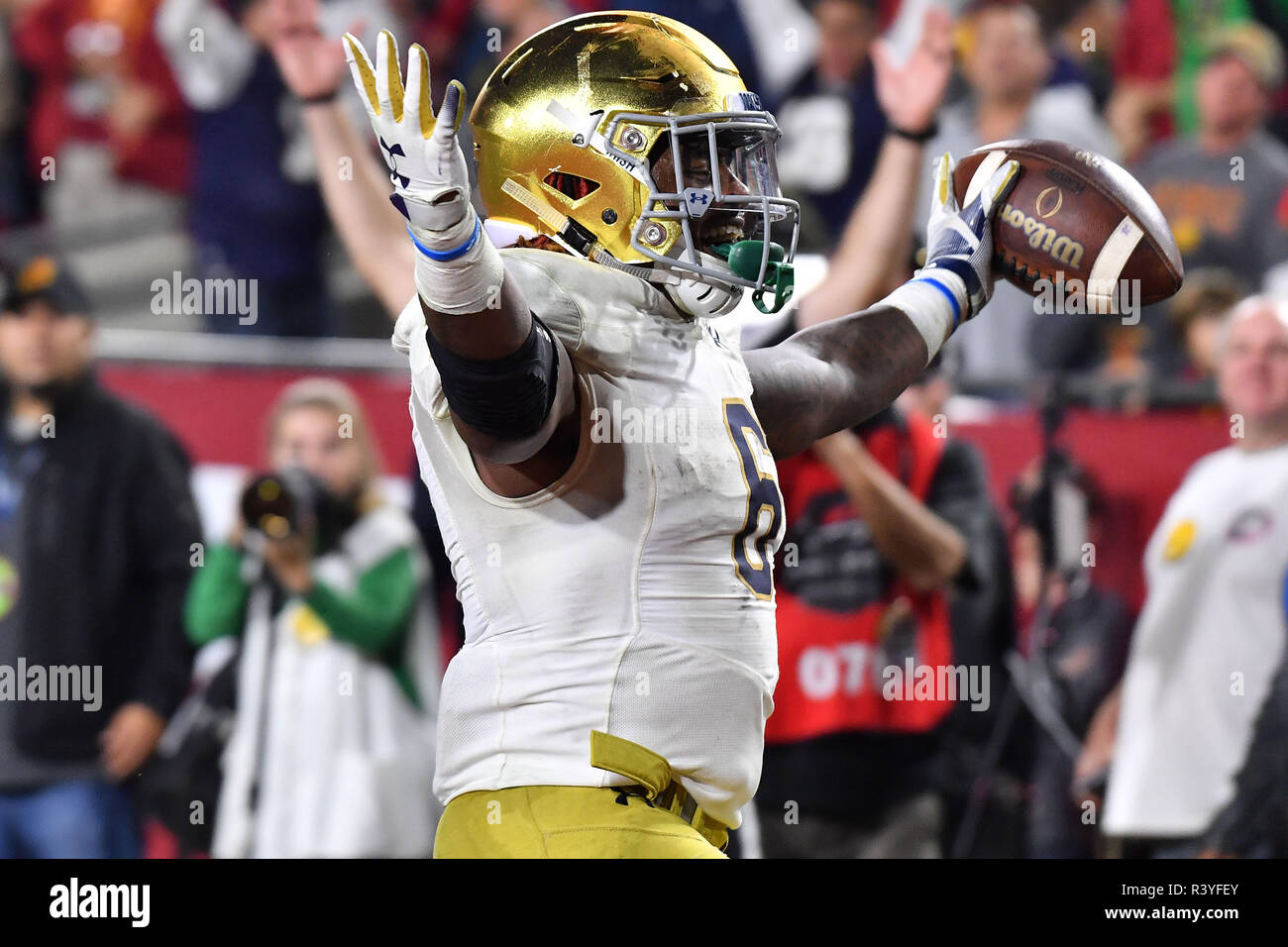 Los Angeles, CA, USA. 24th Nov, 2018. Notre Dame Fighting Irish running ...