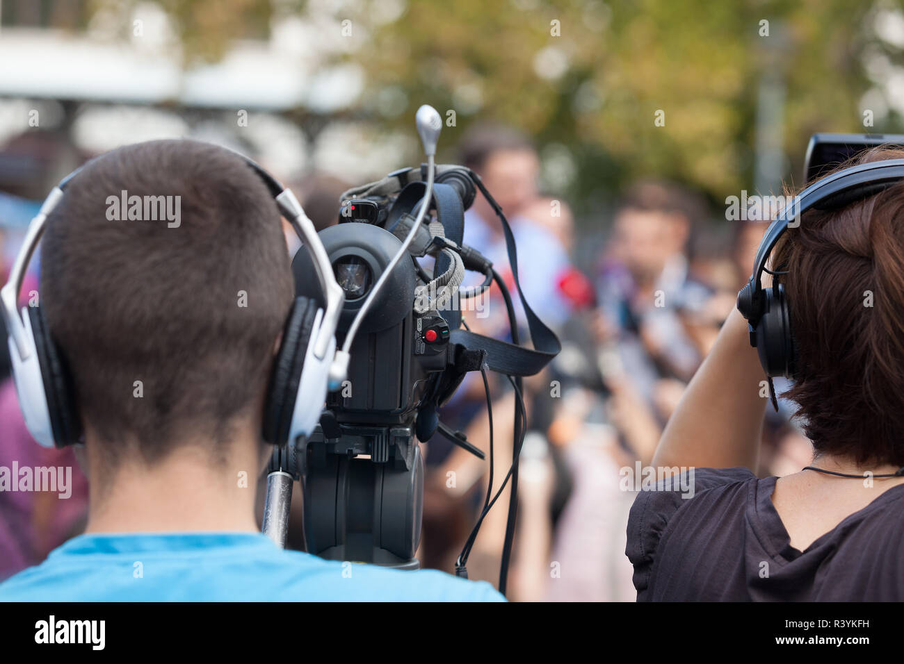 News conference. Cameraman. Video camera Stock Photo - Alamy