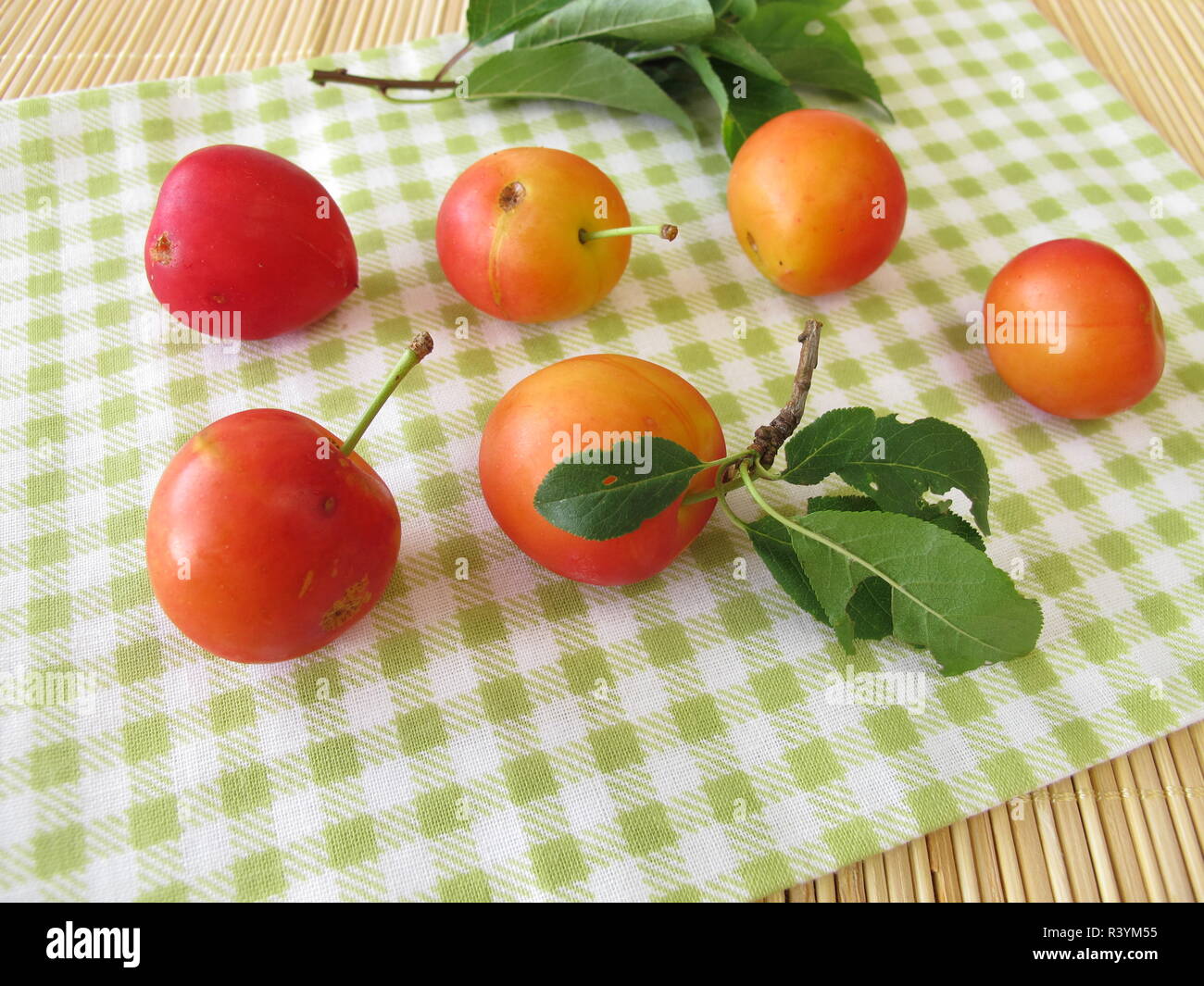 Rote mirabellen hi-res stock photography and images - Alamy