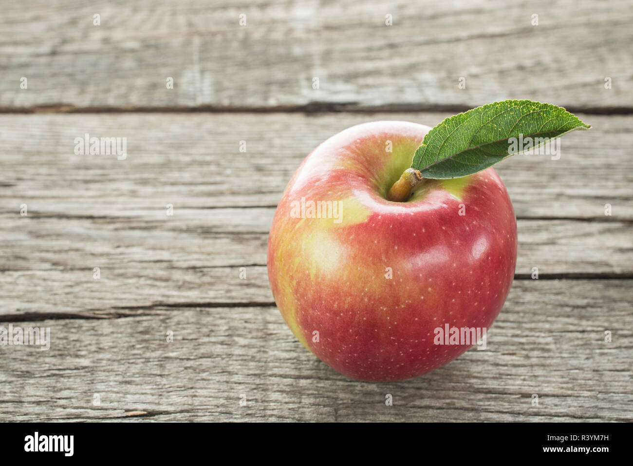 red apple braeburn Stock Photo - Alamy
