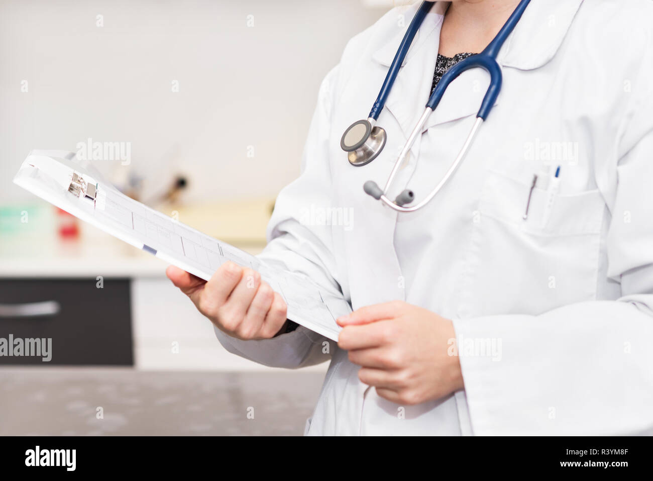 Female doctor holding patient chart clipboard Stock Photo - Alamy