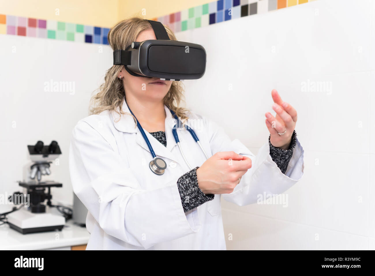 Female scientist virtual reality headset hi-res stock photography and ...