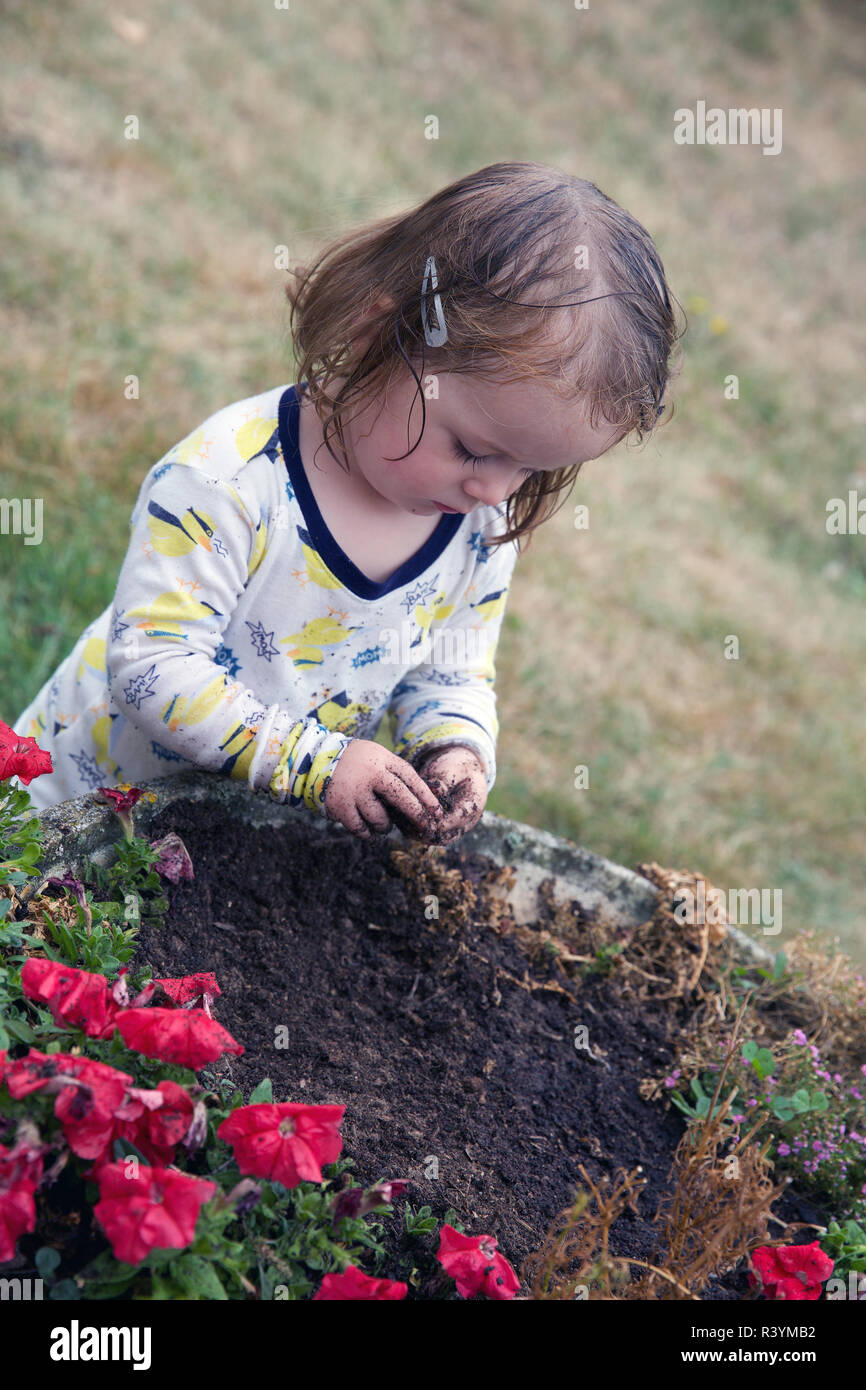 Kids digging in garden hi-res stock photography and images - Alamy
