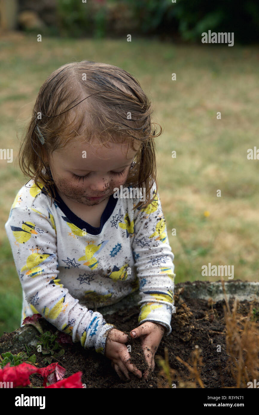 Children digging in dirt hi-res stock photography and images - Alamy