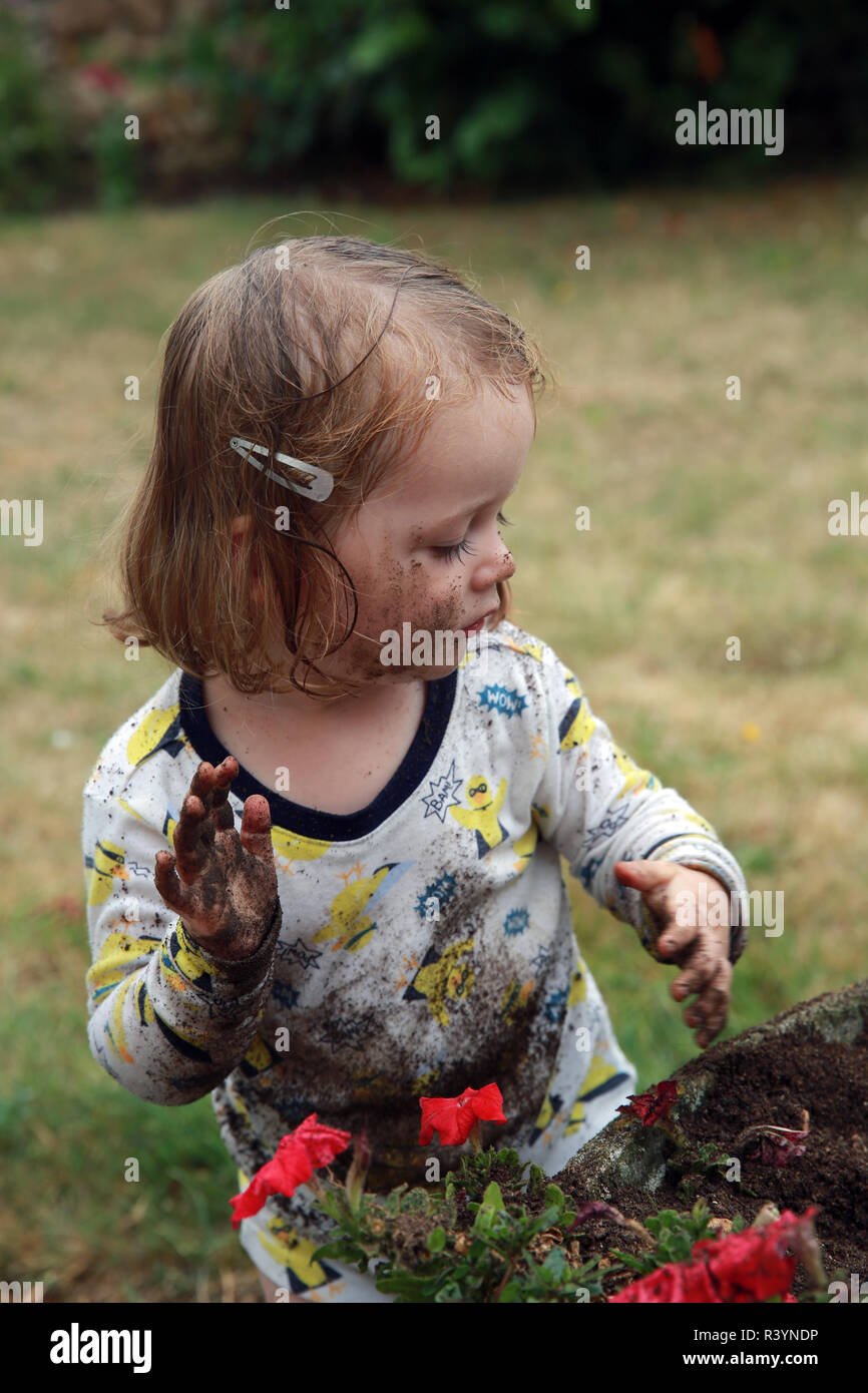 Children digging in dirt hi-res stock photography and images - Alamy